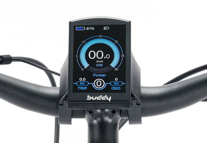 Displayet viser blant annet hastighet, distanse og batterikapasitet. I ...